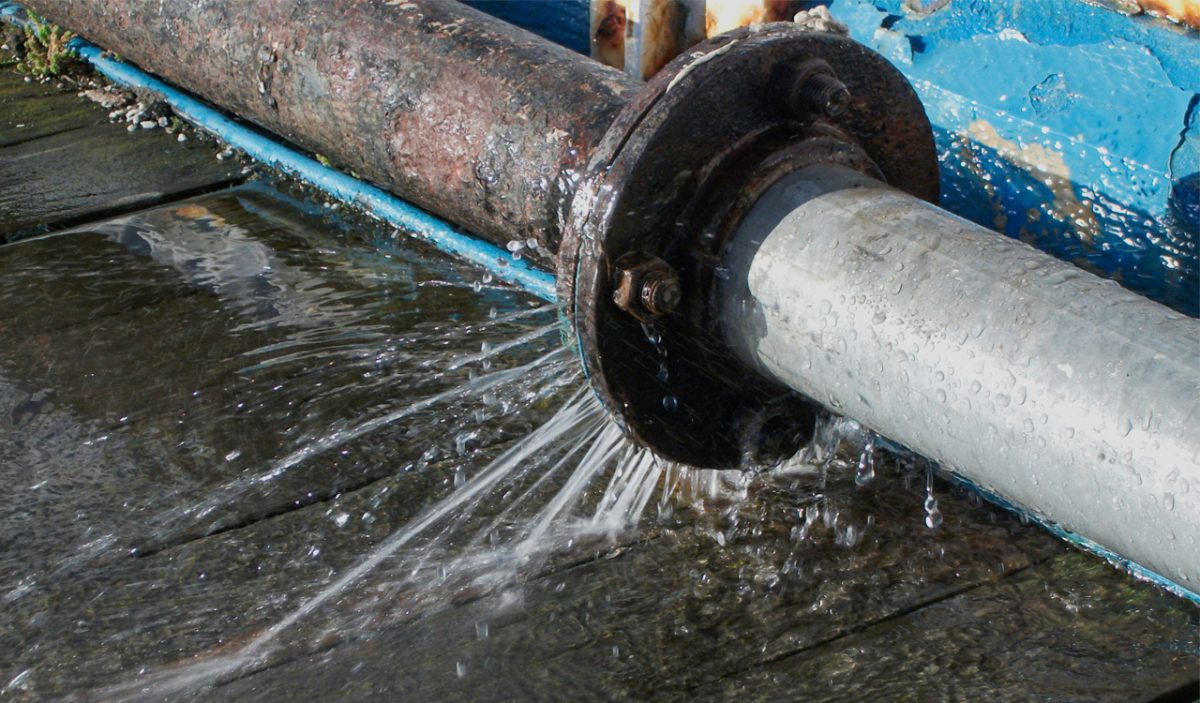 Cómo puedo tapar una fuga de agua en casa rápidamente