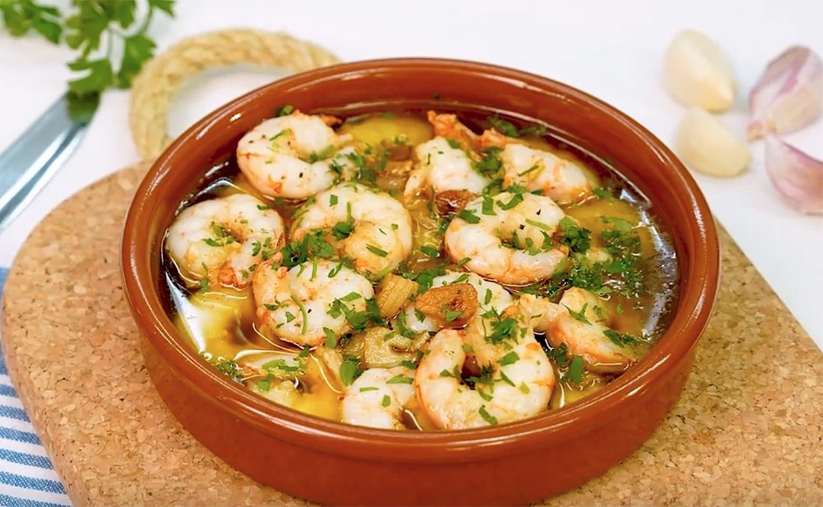 Qué son las gambas al ajillo y cómo se preparan