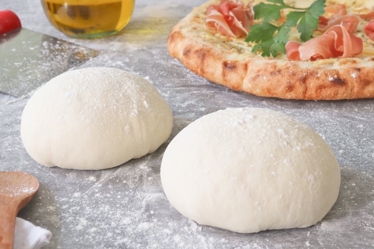Cuánto tiempo debe leudar la masa para pizza: guía esencial
